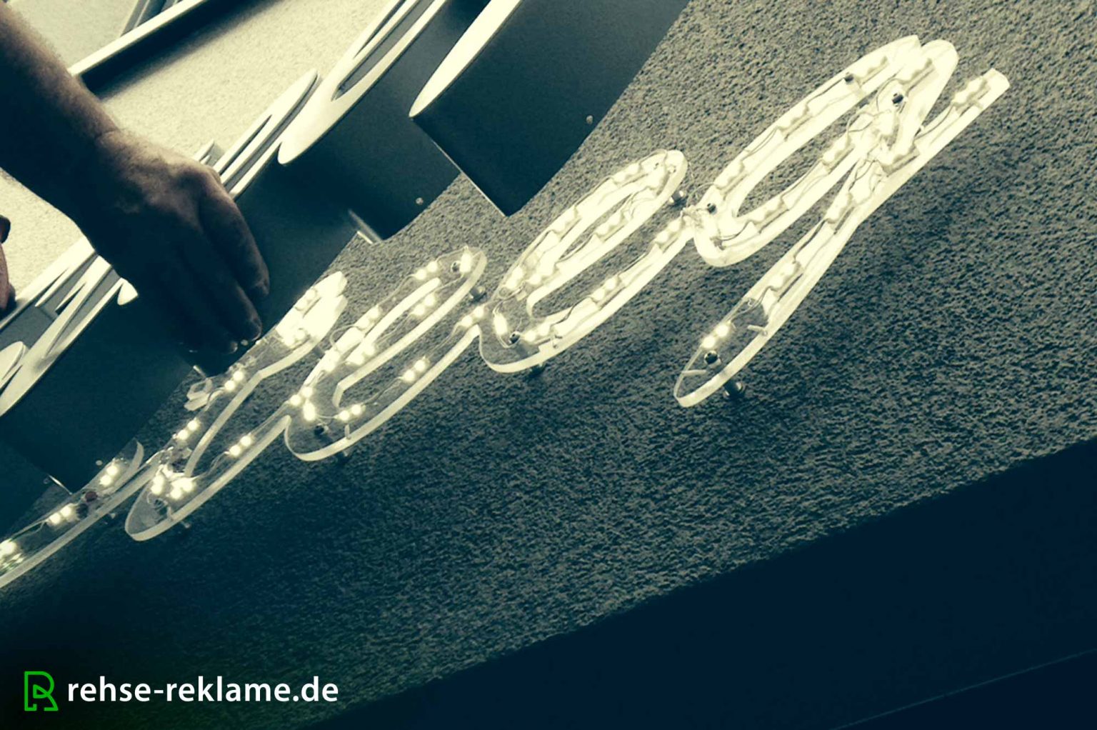 Professionelle Fertigung von Leuchtreklame, bundesweite Montage